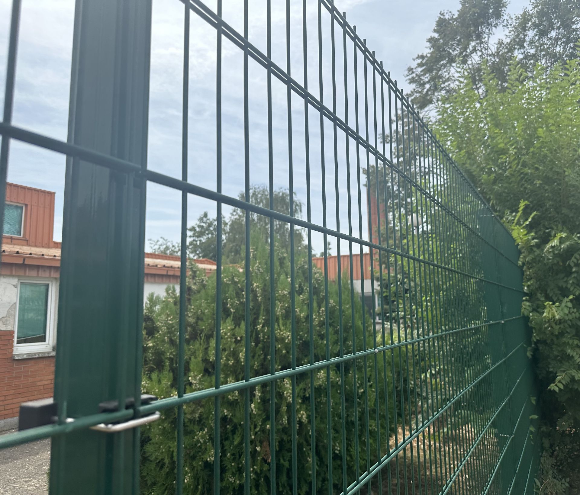 2D panelna ograda 6/5/6 mm – najčvršća metalna ograda. Sirma / Ograde ...